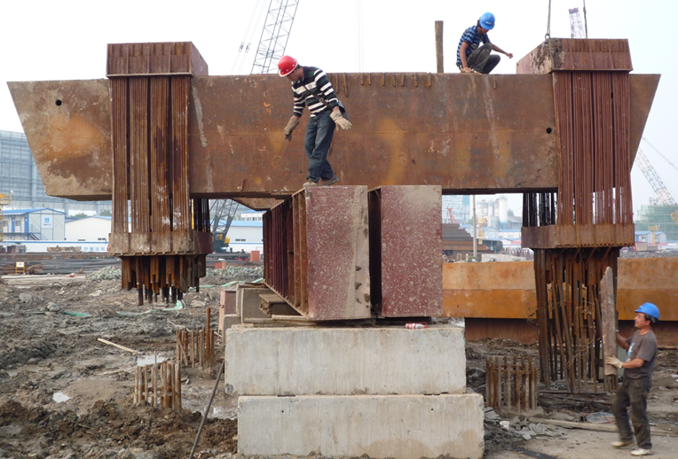 What are the components of the static load test system?